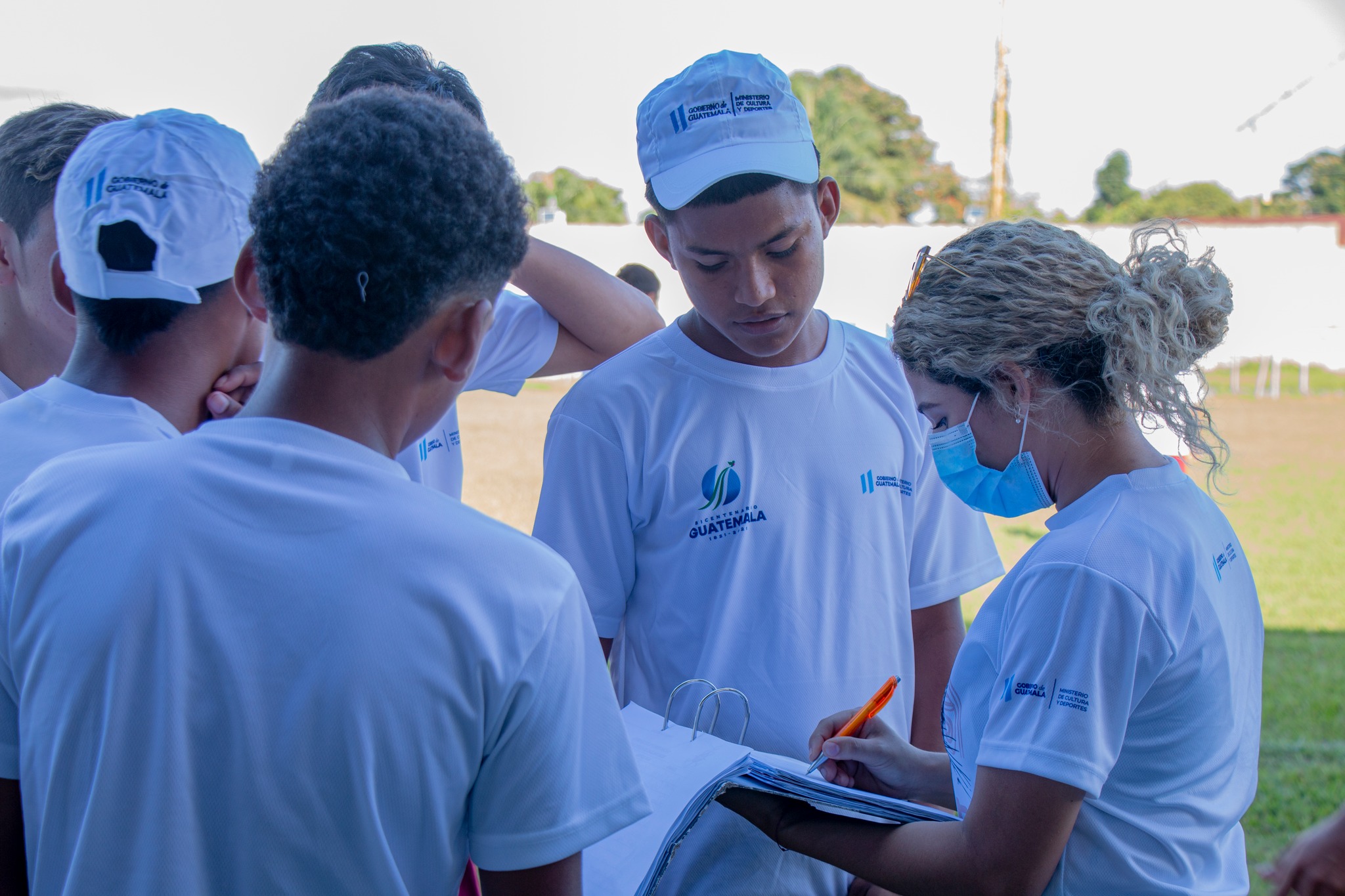 ENTREGA DE IMPLEMENTOS DEPORTIVOS A JUGADORES DEL IZABAL JC ...