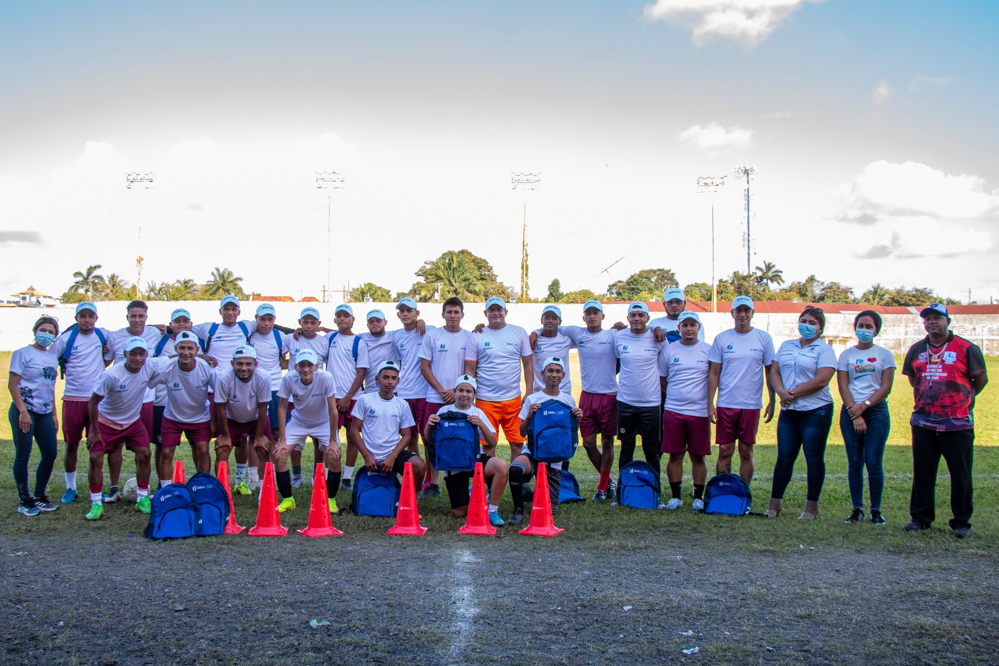 ENTREGA DE IMPLEMENTOS DEPORTIVOS A JUGADORES DEL IZABAL JC ...